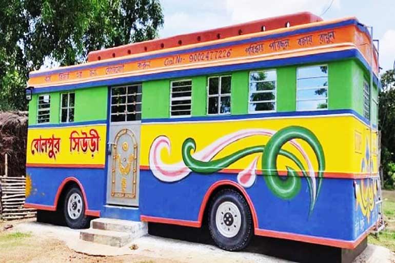 মা লক্ষ্মী ট্রাভেলস — মৃৎশিল্পী উদয় দাসের স্বপ্নের ‘বাস-বাড়ি’