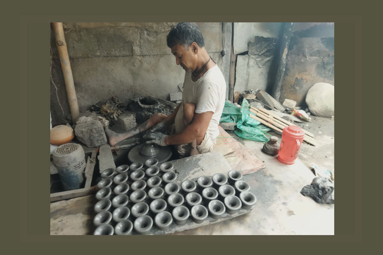 পায়ে জোর নেই, মনের জোরেই ঘরে ঘরে আলোর বার্তা পৌঁছে দেন এই প্রদীপ-কারিগর