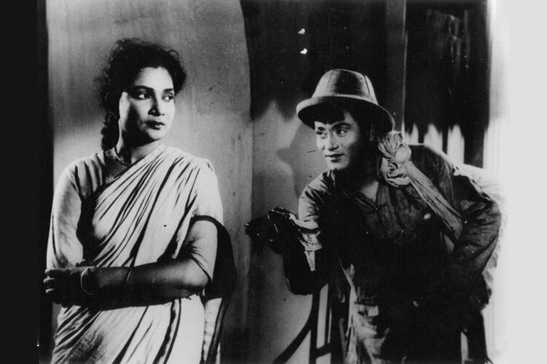 নীল আকাশের নীচে : ভারত সরকারের নির্দেশে প্রথম নিষিদ্ধ হয় মৃণাল সেনের এই ছবি