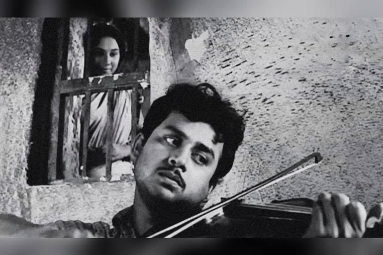 মাসিক কুড়ি টাকা বেতনে অনুপকুমার যুক্ত হলেন পেশাদার রঙ্গমঞ্চে