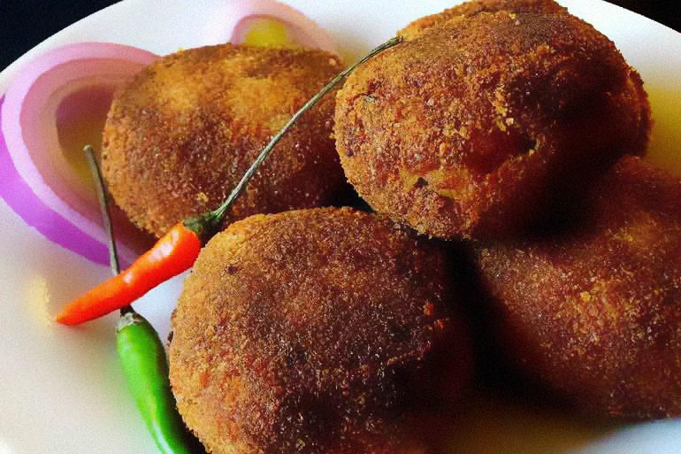 শীতের আড্ডায় জমজমাট মাছের চপ