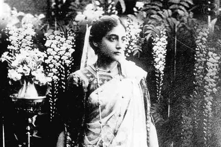 ঠাকুরবাড়ির মেয়েদের মধ্যে প্রথম বিএ পাস করেন ‘আধুনিকা’ ইন্দিরাদেবী