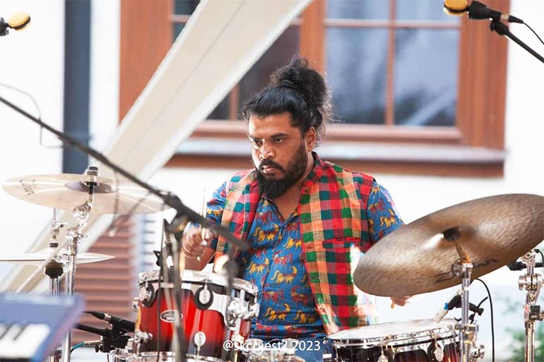 লক্ষ্মীছাড়া ফিরল এক দশক পর, বদলে যাওয়া ব্যান্ড-সংস্কৃতি নিয়ে মুখ ...