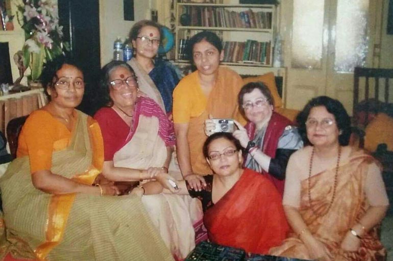 নবনীতা দেবসেনের ‘সই’ : সৃষ্টিশীল মেয়েদের খোলা বারান্দা