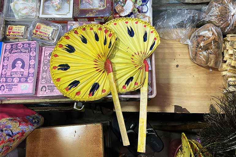 প্রচণ্ড তাপপ্রবাহে লোডশেডিং, পালে হাওয়া হাতপাখা কারিগরদের