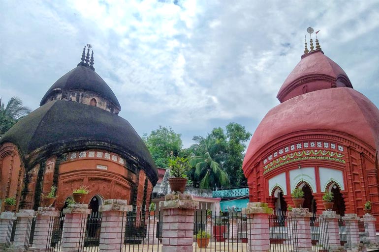 শান্তিপুরে ধর্মীয় সম্মিলনের বার্তা নিয়ে দাঁড়িয়ে একের পর এক পুরাকীর্তি