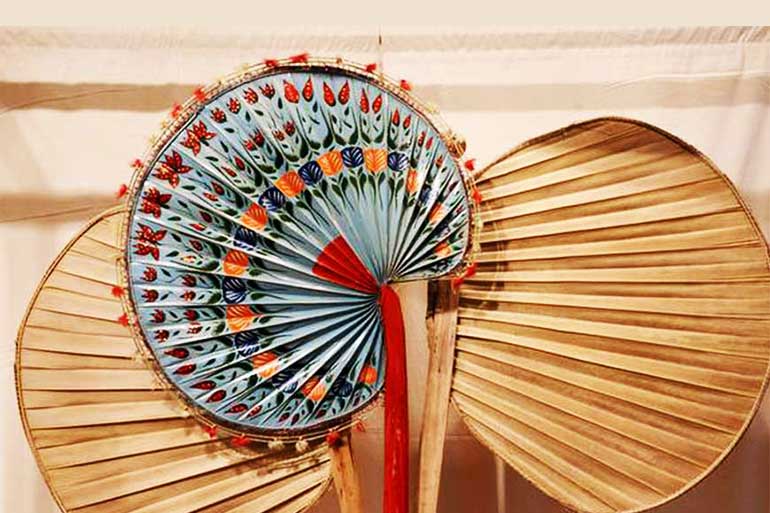 তালপাতার পাখার নকশায় ফুটে ওঠে গ্রামবাংলার লোকগাথা